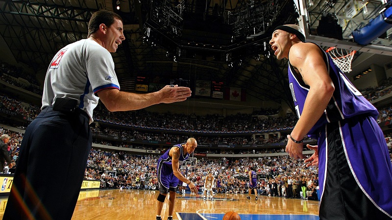 Felon & Former NBA Ref Tim Donaghy Helps Richard Holliday Win Title