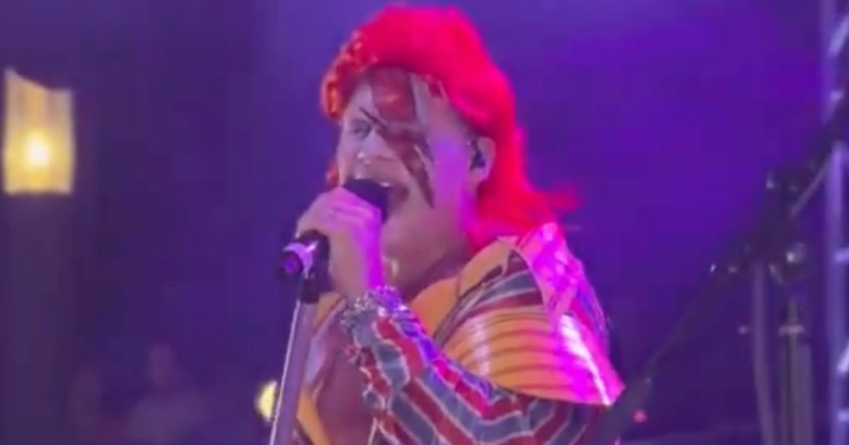 Chris Jericho Does David Bowie Cosplay, Sings ‘Tainted Love’ On Cruise ...
