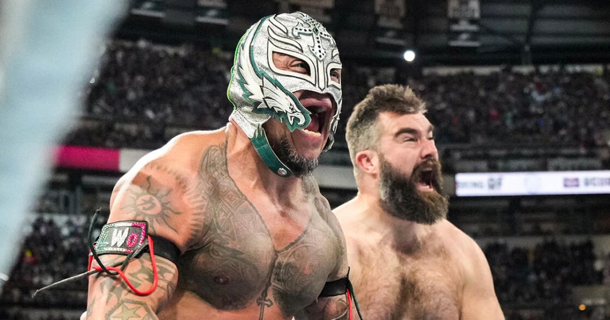 Rey Mysterio Doesn't Mind Taking Photos With His Mask Off Now - Wrestlezone
