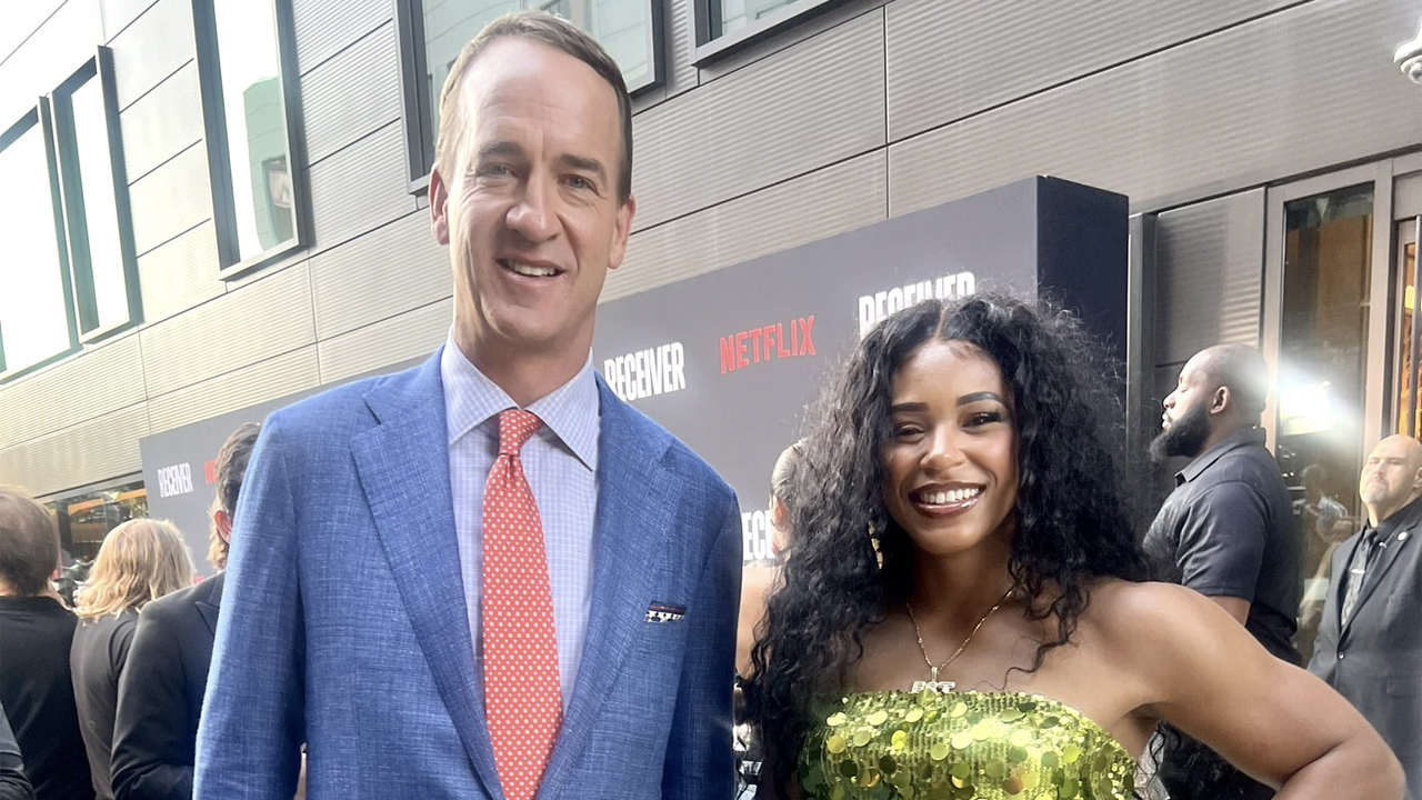 Bianca Belair Meets Peyton Manning On The ‘Green’ Carpet - Wrestlezone