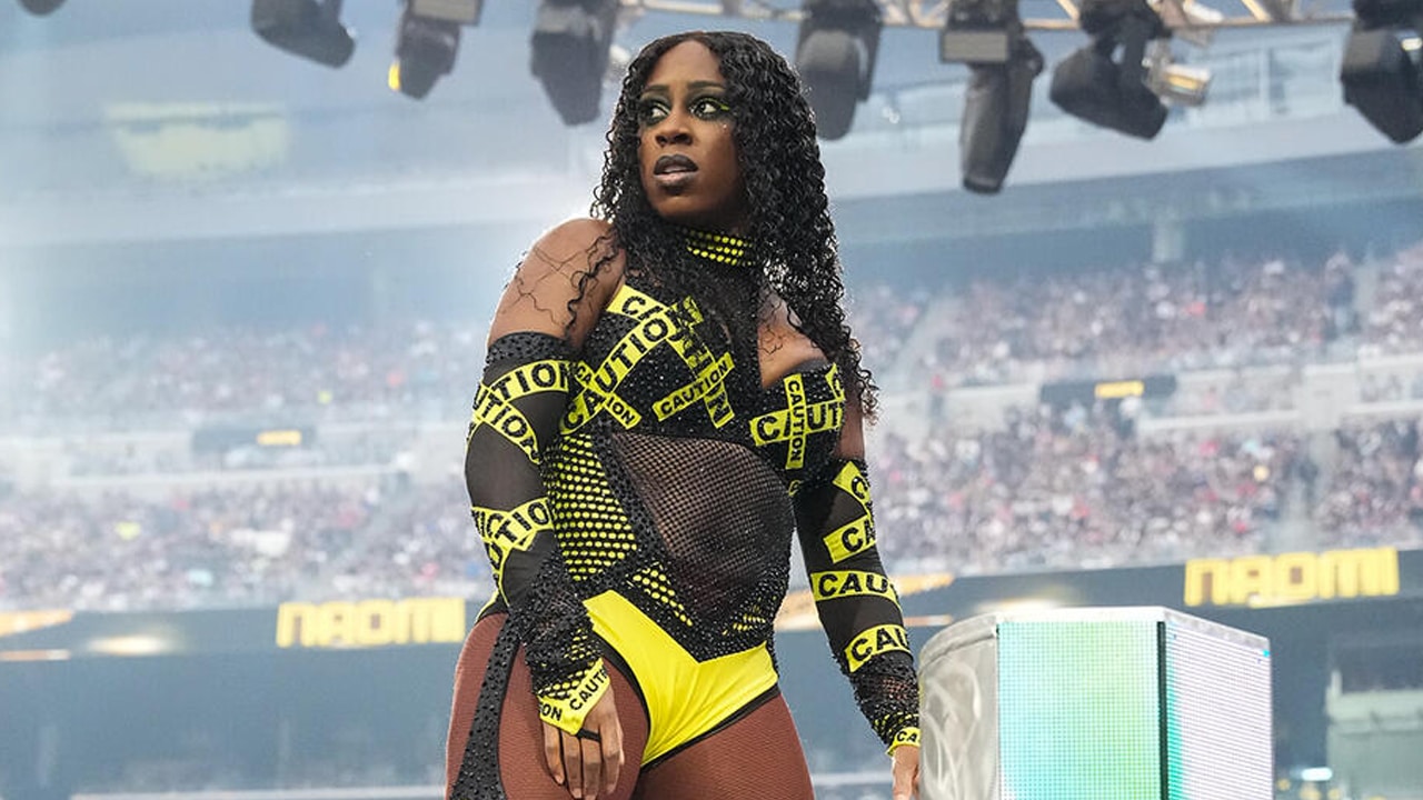 Naomi Shows Off Her Baby Bump