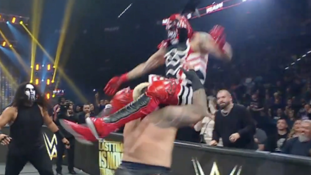 Penta Seemingly Injured On WWE RAW - Wrestlezone