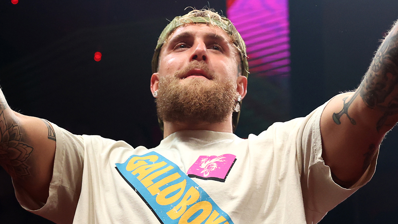 Jake Paul Shows Off Hulk Hogan Inspired Outfit for Netflix Fight With ...