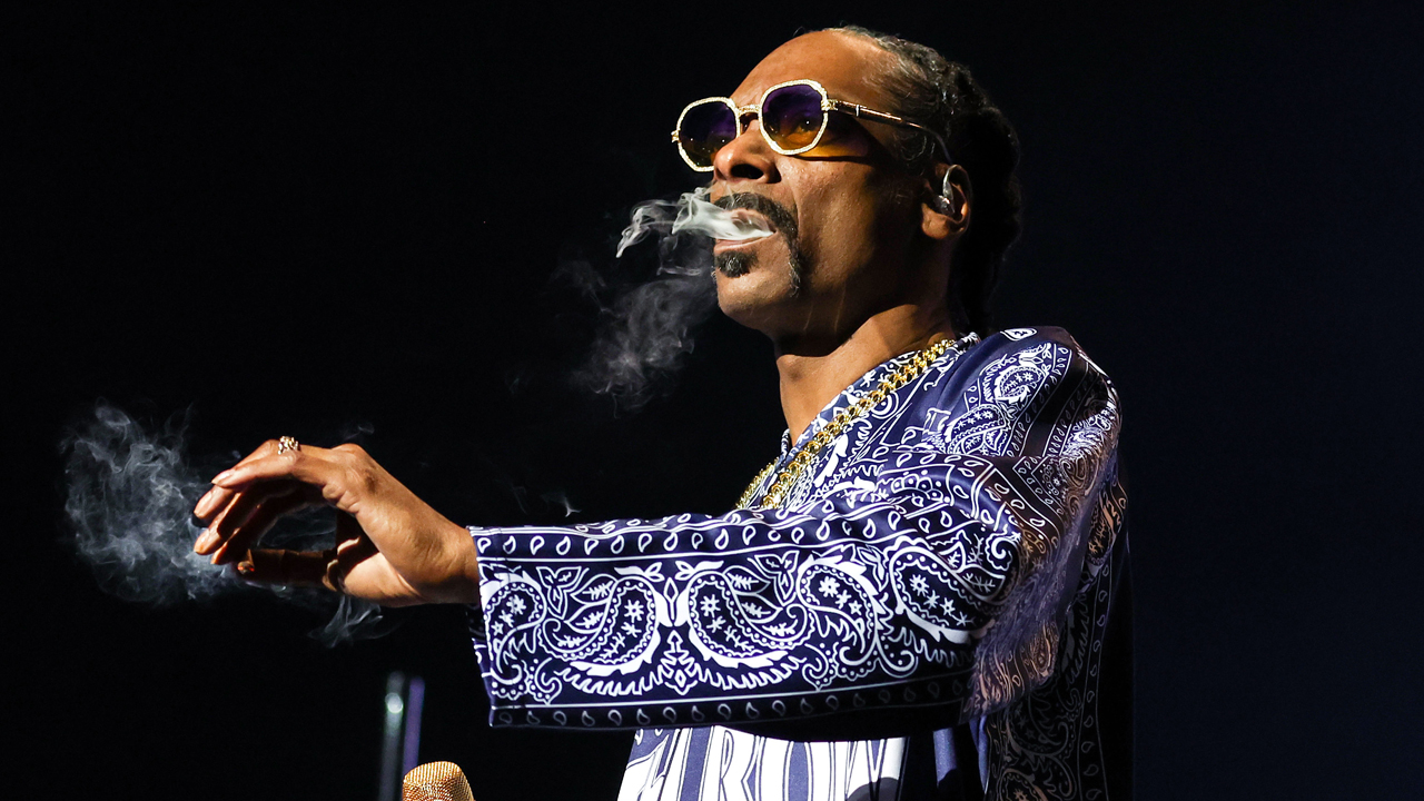 WWE Legend Got Caught Smoking Weed With Snoop Dogg Backstage - Wrestlezone