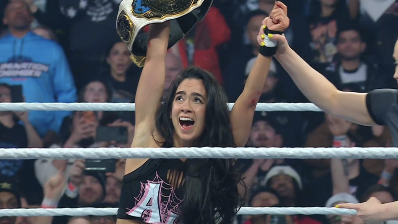 AJ Lee Wins Women's Intercontinental Title At WWE Elimination Chamber