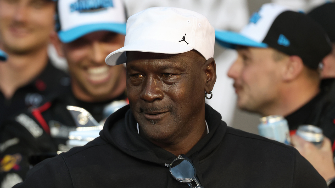 Michael Jordan Apologized To WWE Legend After Disrespectful First ...